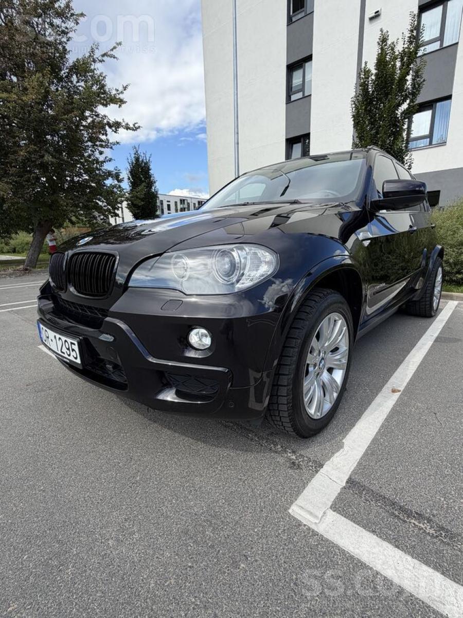 Black BMW X5 2009 in Riga, with an engine capacity of 3.00 L and mileage of 278 thousand km for 11750 €, photo 4 on AUTOMOTO.COM.LV