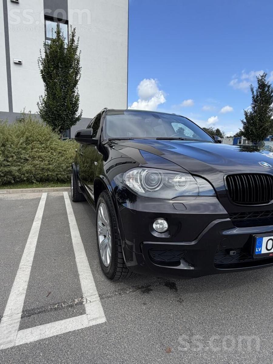 Black BMW X5 2009 in Riga, with an engine capacity of 3.00 L and mileage of 278 thousand km for 11750 €, photo 6 on AUTOMOTO.COM.LV