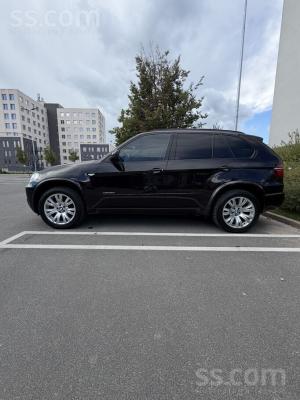 Black BMW X5 2009 in Riga, with an engine capacity of 3.00 L and mileage of 278 thousand km for 11750 €, photo 7 on AUTOMOTO.COM.LV
