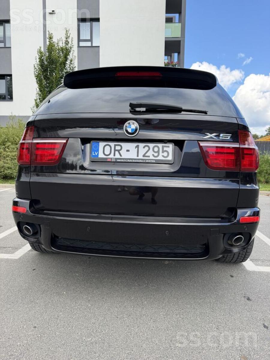 Black BMW X5 2009 in Riga, with an engine capacity of 3.00 L and mileage of 278 thousand km for 11750 €, photo 9 on AUTOMOTO.COM.LV