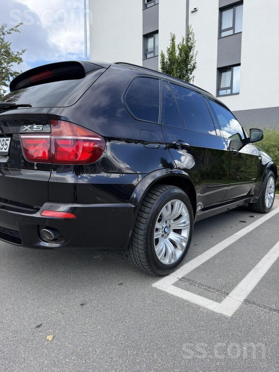 Black BMW X5 2009 in Riga, with an engine capacity of 3.00 L and mileage of 278 thousand km for 11750 €, photo 10 on AUTOMOTO.COM.LV