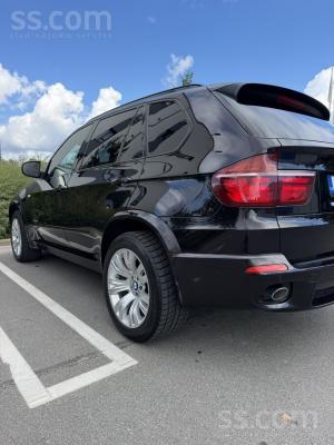 Black BMW X5 2009 in Riga, with an engine capacity of 3.00 L and mileage of 278 thousand km for 11750 €, photo 11 on AUTOMOTO.COM.LV
