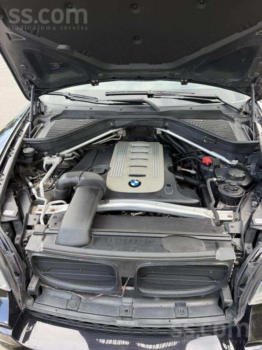 Black BMW X5 2009 in Riga, with an engine capacity of 3.00 L and mileage of 278 thousand km for 11750 €, photo 12 on AUTOMOTO.COM.LV