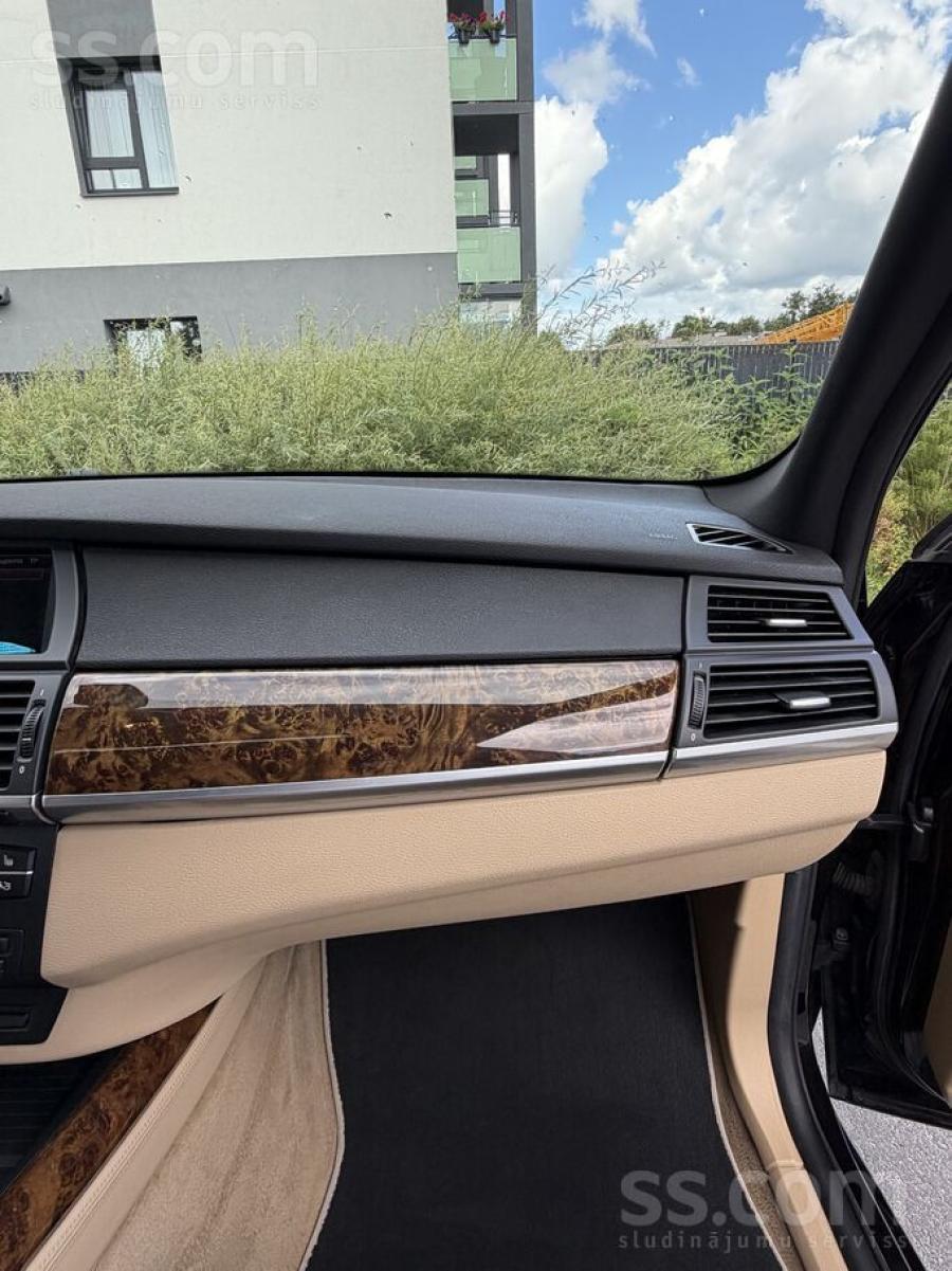 Black BMW X5 2009 in Riga, with an engine capacity of 3.00 L and mileage of 278 thousand km for 11750 €, photo 16 on AUTOMOTO.COM.LV