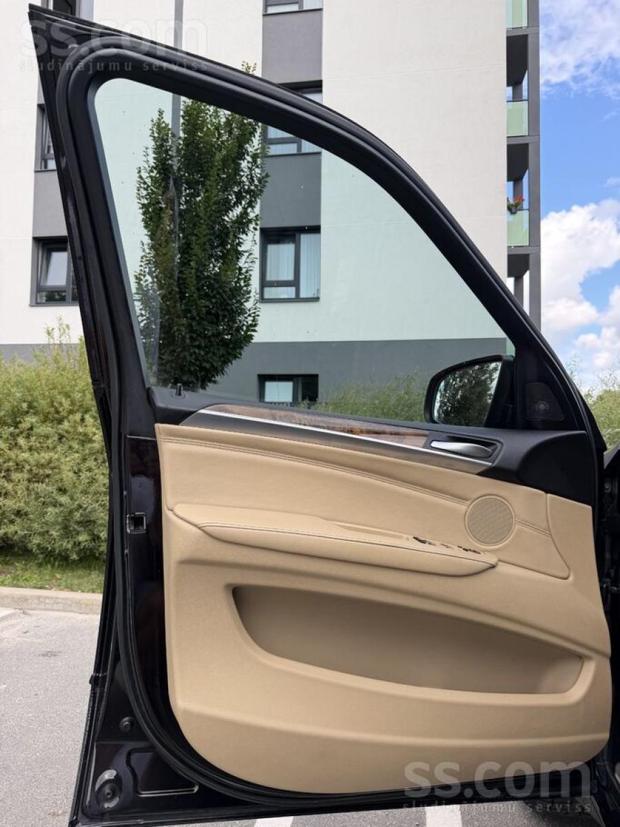 Black BMW X5 2009 in Riga, with an engine capacity of 3.00 L and mileage of 278 thousand km for 11750 €, photo 21 on AUTOMOTO.COM.LV