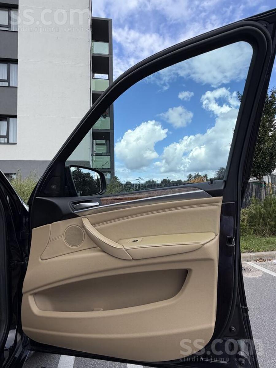 Black BMW X5 2009 in Riga, with an engine capacity of 3.00 L and mileage of 278 thousand km for 11750 €, photo 22 on AUTOMOTO.COM.LV