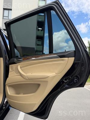 Black BMW X5 2009 in Riga, with an engine capacity of 3.00 L and mileage of 278 thousand km for 11750 €, photo 23 on AUTOMOTO.COM.LV