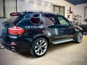 Black BMW X5 2009 in Madona, with an engine capacity of 3.00 L and mileage of 329 thousand km for 10600 €, photo 6 on AUTOMOTO.COM.LV