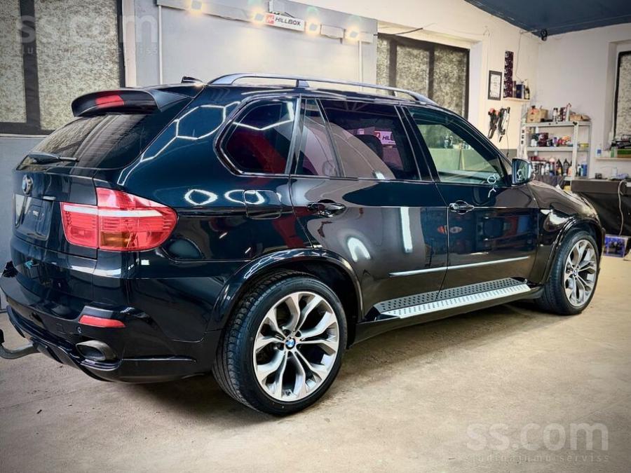 Black BMW X5 2009 in Madona, with an engine capacity of 3.00 L and mileage of 329 thousand km for 10600 €, photo 6 on AUTOMOTO.COM.LV