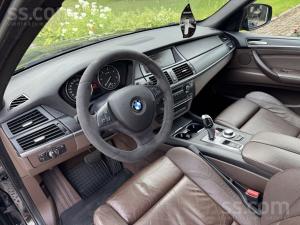 Black BMW X5 2009 in Madona, with an engine capacity of 3.00 L and mileage of 329 thousand km for 10600 €, photo 7 on AUTOMOTO.COM.LV