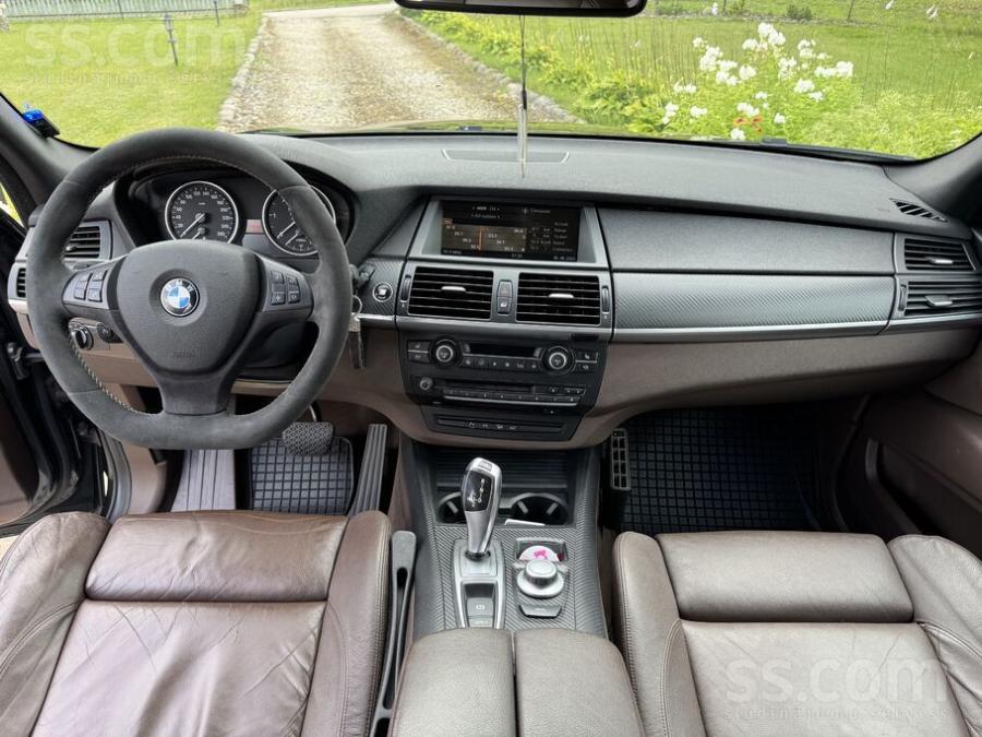 Black BMW X5 2009 in Madona, with an engine capacity of 3.00 L and mileage of 329 thousand km for 10600 €, photo 8 on AUTOMOTO.COM.LV