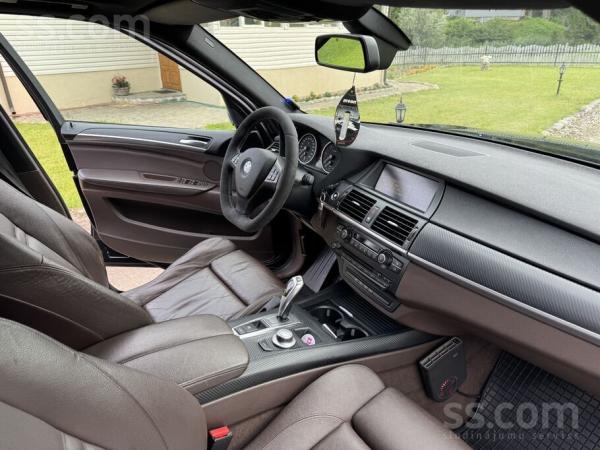 Black BMW X5 2009 in Madona, with an engine capacity of 3.00 L and mileage of 329 thousand km for 10600 €, photo 8 on AUTOMOTO.COM.LV