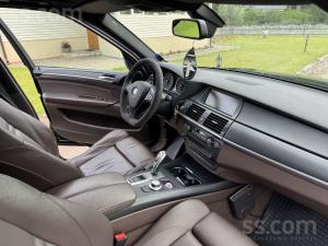 Black BMW X5 2009 in Madona, with an engine capacity of 3.00 L and mileage of 329 thousand km for 10600 €, photo 9 on AUTOMOTO.COM.LV
