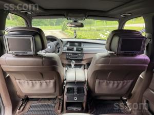 Black BMW X5 2009 in Madona, with an engine capacity of 3.00 L and mileage of 329 thousand km for 10600 €, photo 10 on AUTOMOTO.COM.LV