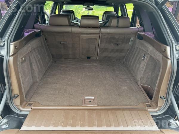 Black BMW X5 2009 in Madona, with an engine capacity of 3.00 L and mileage of 329 thousand km for 10600 €, photo 10 on AUTOMOTO.COM.LV