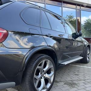 Melns BMW X5 2009 Kaišiadorys, ar dzinēja tilpumu 2.99 L un nobraukumu 400 tūkst. km par 7750 €, foto 12 vietnē AUTOMOTO.COM.LV