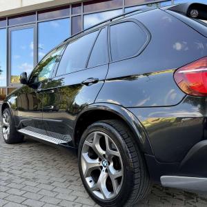 Melns BMW X5 2009 Kaišiadorys, ar dzinēja tilpumu 2.99 L un nobraukumu 400 tūkst. km par 7750 €, foto 19 vietnē AUTOMOTO.COM.LV