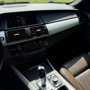 Melns BMW X5 2009 Kaišiadorys, ar dzinēja tilpumu 2.99 L un nobraukumu 400 tūkst. km par 7750 €, foto 38 vietnē AUTOMOTO.COM.LV