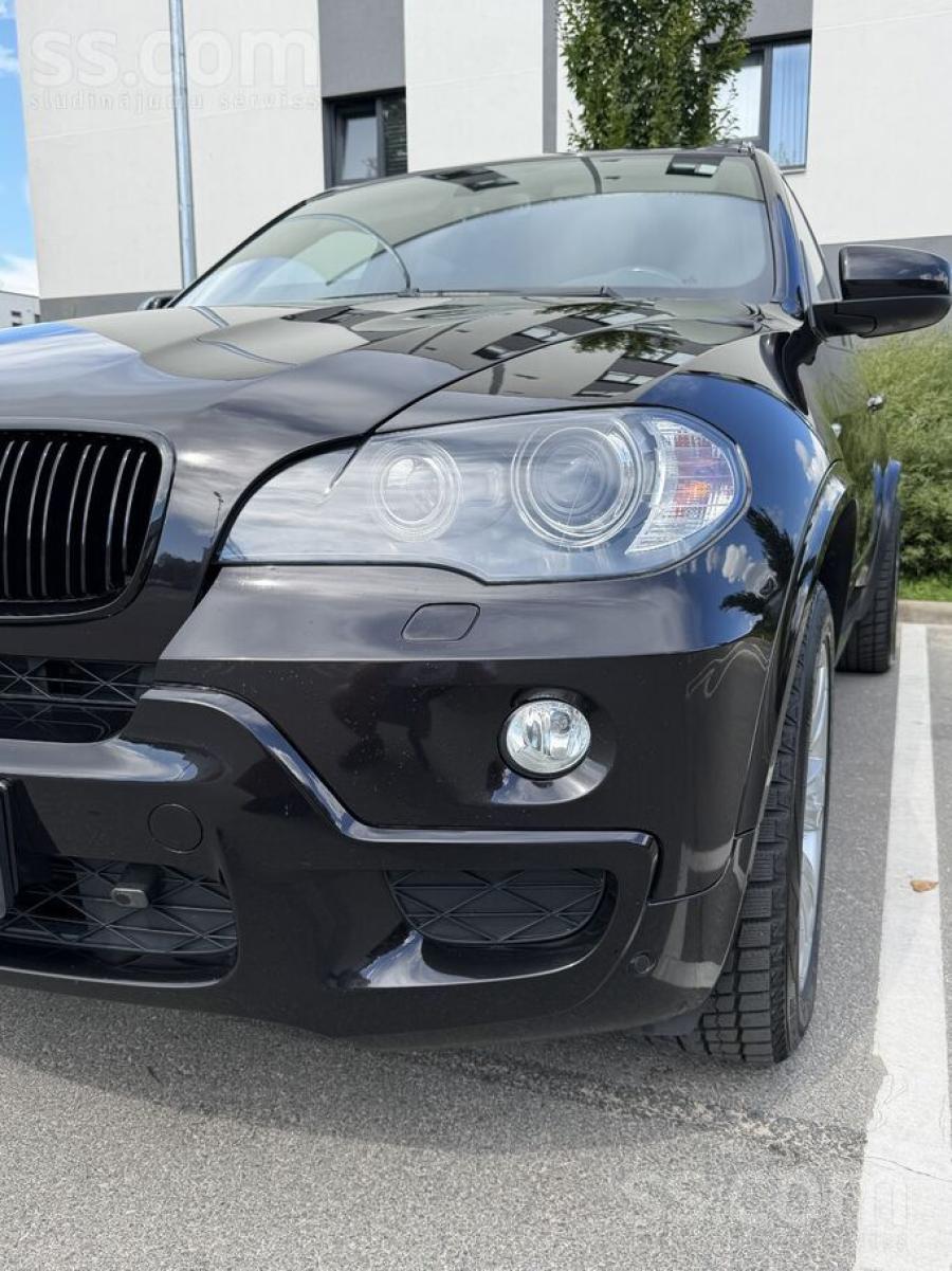 Black BMW X5 2009 in Riga, with an engine capacity of 3.00 L and mileage of 278 thousand km for 11599 €, photo 6 on AUTOMOTO.COM.LV