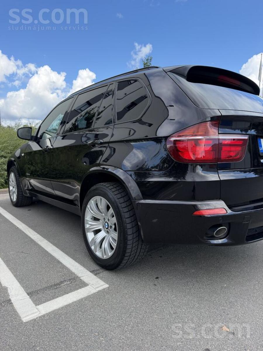 Black BMW X5 2009 in Riga, with an engine capacity of 3.00 L and mileage of 278 thousand km for 11599 €, photo 10 on AUTOMOTO.COM.LV