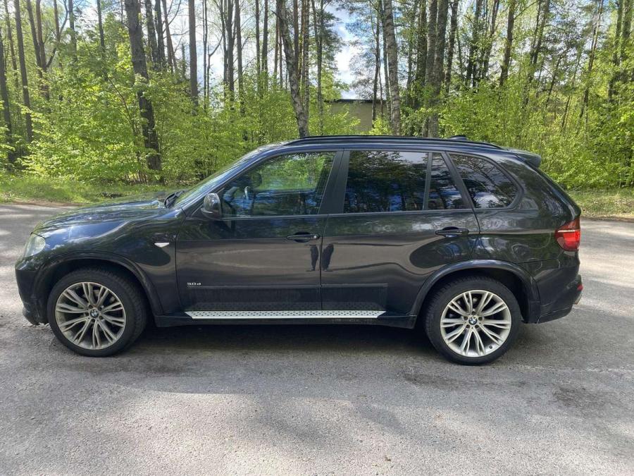 Black BMW X5 2009 in Vilnius, with an engine capacity of 2.98 L and mileage of 340 thousand km for 8099 €, photo 4 on AUTOMOTO.COM.LV
