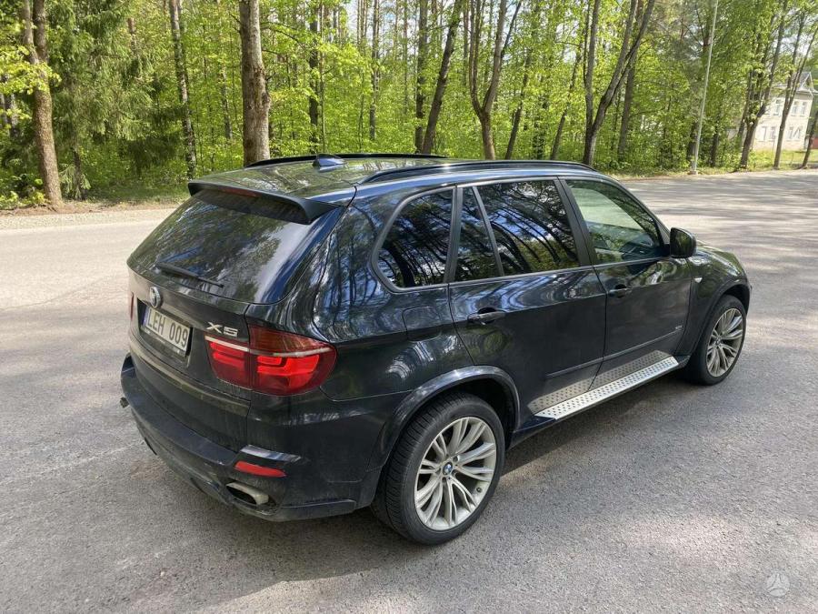 Black BMW X5 2009 in Vilnius, with an engine capacity of 2.98 L and mileage of 340 thousand km for 8099 €, photo 5 on AUTOMOTO.COM.LV