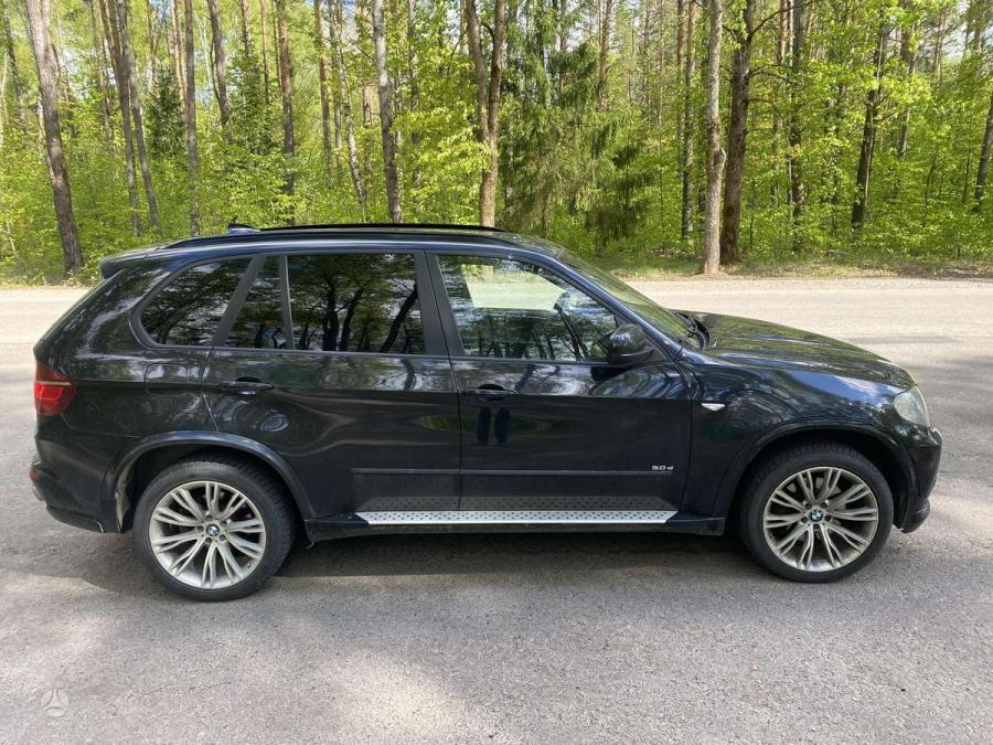 Black BMW X5 2009 in Vilnius, with an engine capacity of 2.98 L and mileage of 340 thousand km for 8099 €, photo 6 on AUTOMOTO.COM.LV