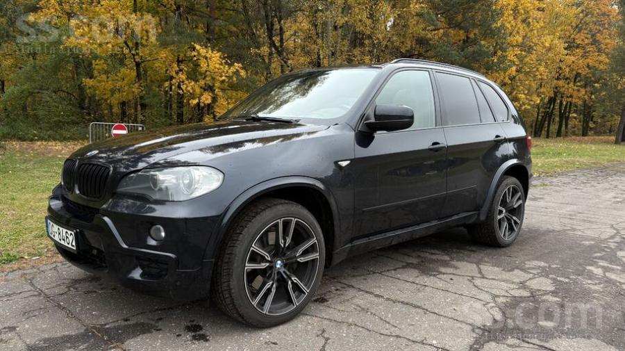 Black BMW X5 2009 in Riga, with an engine capacity of 3.00 L and mileage of 405 thousand km for 3500 €, photo 1 on AUTOMOTO.COM.LV