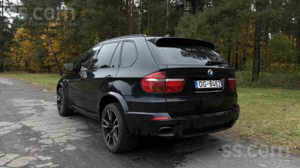Black BMW X5 2009 in Riga, with an engine capacity of 3.00 L and mileage of 405 thousand km for 3500 €, photo 2 on AUTOMOTO.COM.LV