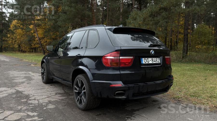 Black BMW X5 2009 in Riga, with an engine capacity of 3.00 L and mileage of 405 thousand km for 3500 €, photo 3 on AUTOMOTO.COM.LV