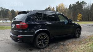 Black BMW X5 2009 in Riga, with an engine capacity of 3.00 L and mileage of 405 thousand km for 3500 €, photo 4 on AUTOMOTO.COM.LV