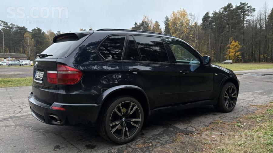 Black BMW X5 2009 in Riga, with an engine capacity of 3.00 L and mileage of 405 thousand km for 3500 €, photo 4 on AUTOMOTO.COM.LV