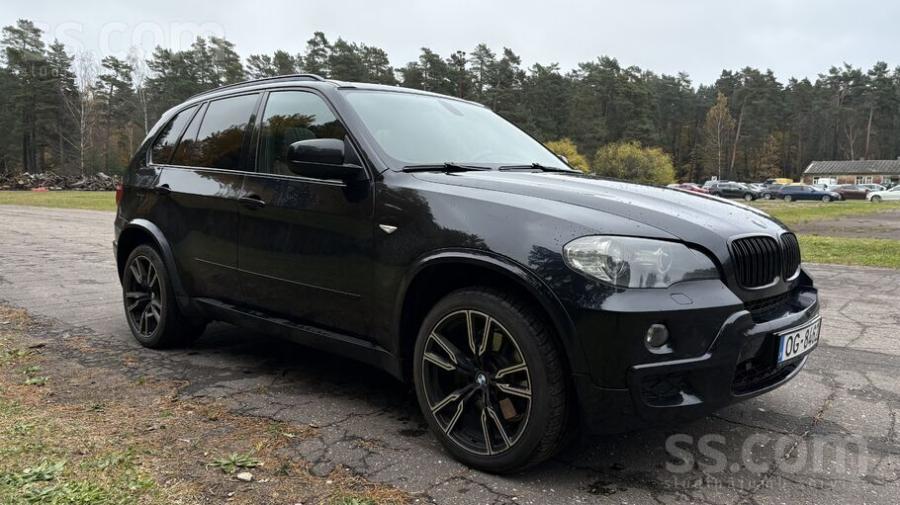 Black BMW X5 2009 in Riga, with an engine capacity of 3.00 L and mileage of 405 thousand km for 3500 €, photo 5 on AUTOMOTO.COM.LV