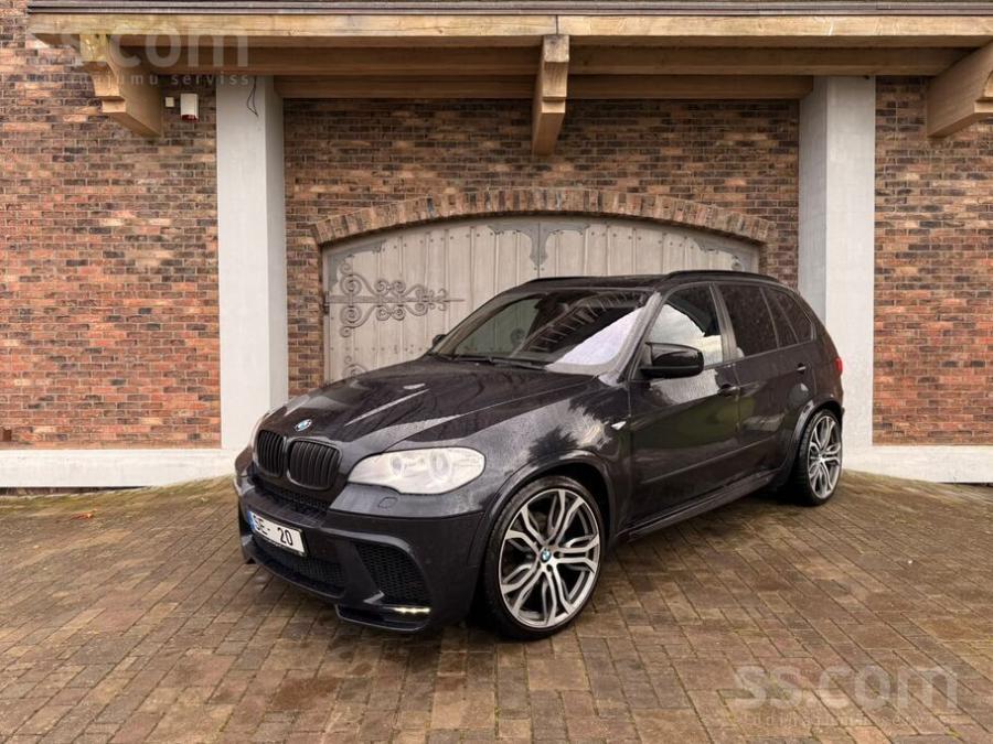 Black BMW X5 2009 in Tukums, with an engine capacity of 3.00 L and mileage of 330 thousand km for 16000 €, photo 1 on AUTOMOTO.COM.LV