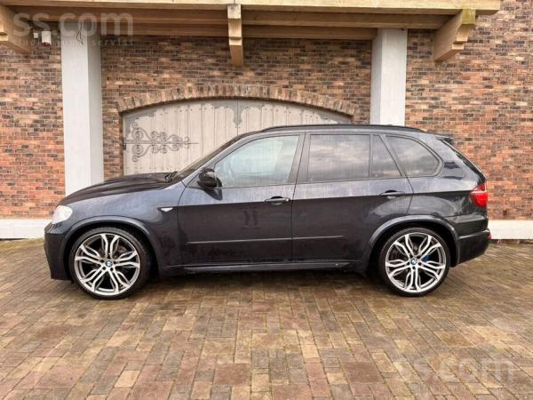 Black BMW X5 2009 in Tukums, with an engine capacity of 3.00 L and mileage of 330 thousand km for 16000 €, photo 4 on AUTOMOTO.COM.LV