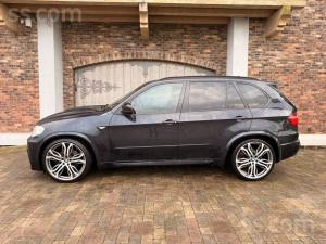 Black BMW X5 2009 in Tukums, with an engine capacity of 3.00 L and mileage of 330 thousand km for 16000 €, photo 4 on AUTOMOTO.COM.LV