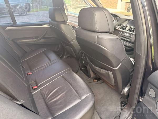 Black BMW X5 2009 in Tukums, with an engine capacity of 3.00 L and mileage of 330 thousand km for 16000 €, photo 6 on AUTOMOTO.COM.LV