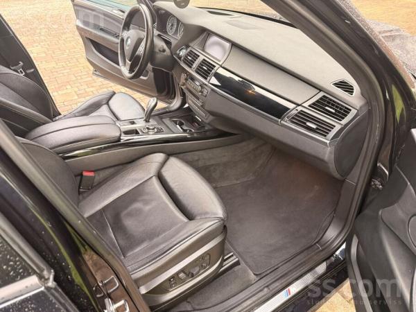 Black BMW X5 2009 in Tukums, with an engine capacity of 3.00 L and mileage of 330 thousand km for 16000 €, photo 7 on AUTOMOTO.COM.LV