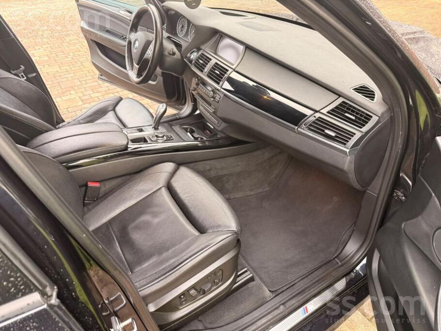 Black BMW X5 2009 in Tukums, with an engine capacity of 3.00 L and mileage of 330 thousand km for 16000 €, photo 7 on AUTOMOTO.COM.LV