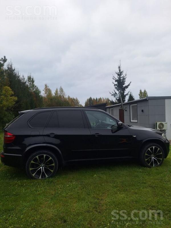 Black BMW X5 2009 in Riga, with an engine capacity of 3.00 L and mileage of 330 thousand km for 10900 €, photo 6 on AUTOMOTO.COM.LV