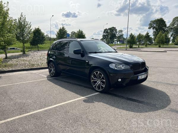 Black BMW X5 2010 in Daugavpils, with an engine capacity of 3.00 L and mileage of 297 thousand km for 11500 €, photo 4 on AUTOMOTO.COM.LV