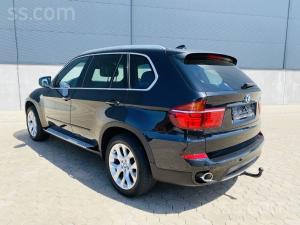 Black BMW X5 2010 in Riga, with an engine capacity of 3.00 L and mileage of 0 thousand km for 10990 €, photo 5 on AUTOMOTO.COM.LV