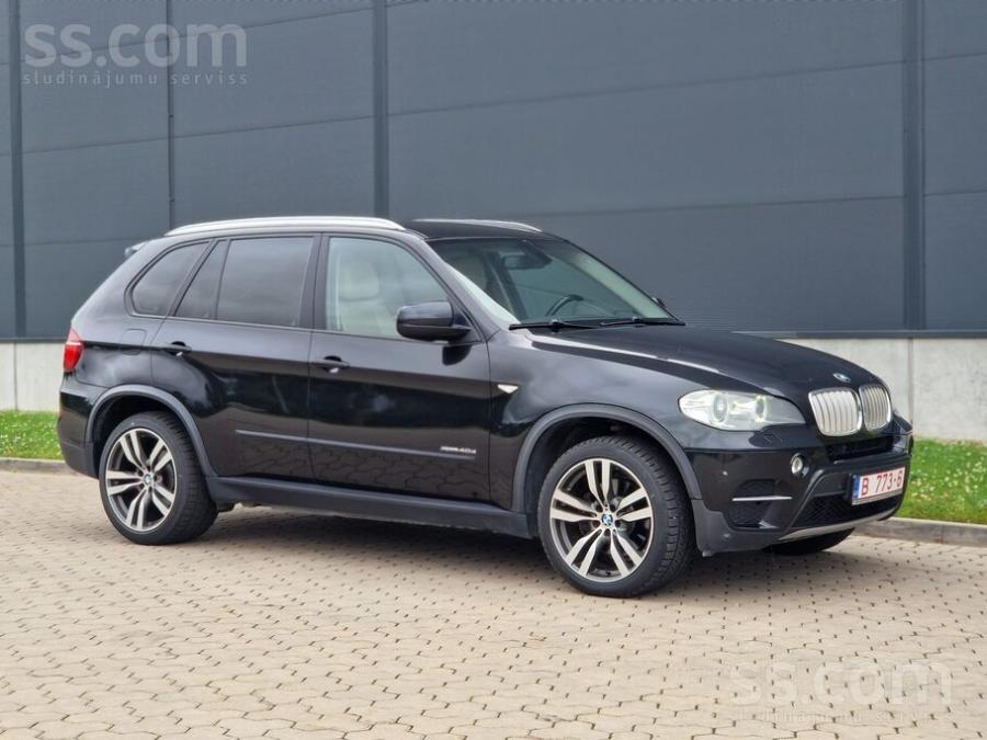 Black BMW X5 2010 in Riga, with an engine capacity of 3.00 L and mileage of 299 thousand km for 11700 €, photo 2 on AUTOMOTO.COM.LV