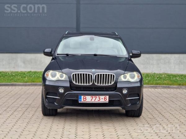 Black BMW X5 2010 in Riga, with an engine capacity of 3.00 L and mileage of 299 thousand km for 11700 €, photo 4 on AUTOMOTO.COM.LV
