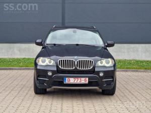 Black BMW X5 2010 in Riga, with an engine capacity of 3.00 L and mileage of 299 thousand km for 11700 €, photo 4 on AUTOMOTO.COM.LV
