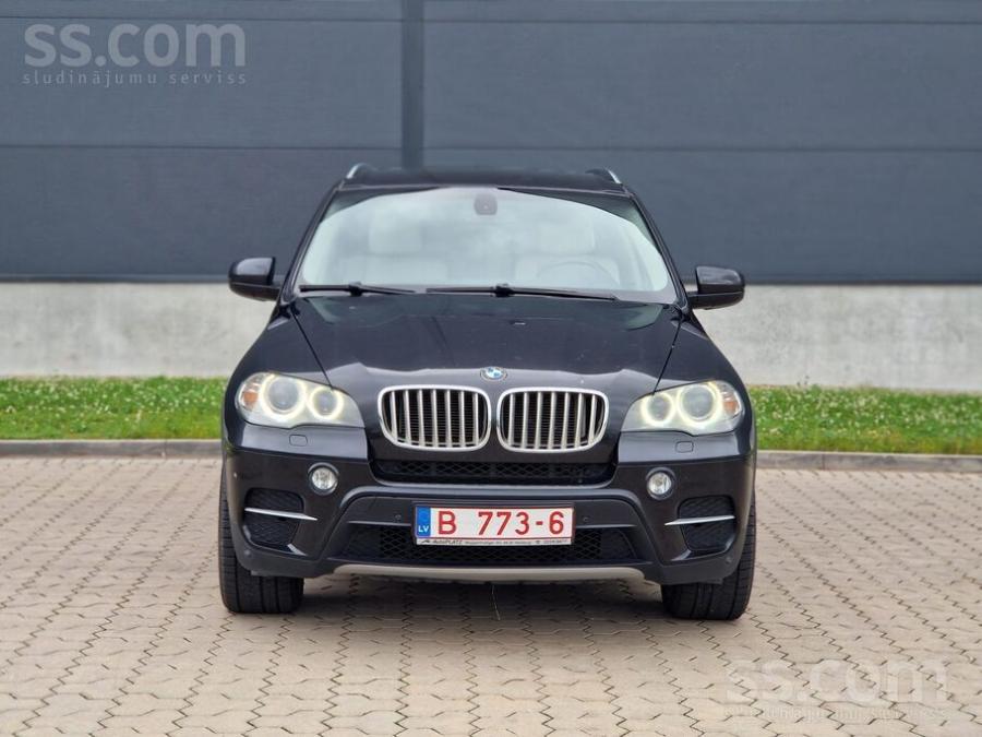 Black BMW X5 2010 in Riga, with an engine capacity of 3.00 L and mileage of 299 thousand km for 11700 €, photo 4 on AUTOMOTO.COM.LV