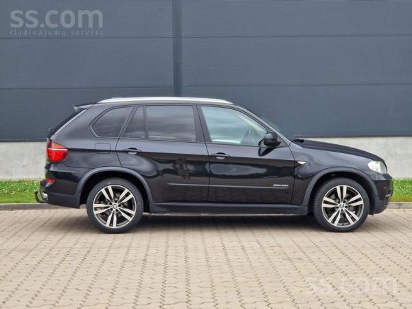 Black BMW X5 2010 in Riga, with an engine capacity of 3.00 L and mileage of 299 thousand km for 11700 €, photo 7 on AUTOMOTO.COM.LV