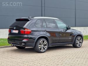 Black BMW X5 2010 in Riga, with an engine capacity of 3.00 L and mileage of 299 thousand km for 11700 €, photo 8 on AUTOMOTO.COM.LV