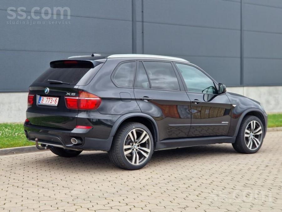 Black BMW X5 2010 in Riga, with an engine capacity of 3.00 L and mileage of 299 thousand km for 11700 €, photo 8 on AUTOMOTO.COM.LV
