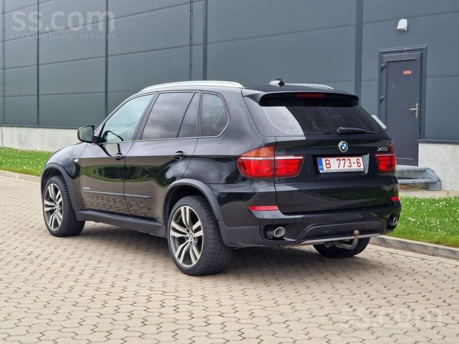 Black BMW X5 2010 in Riga, with an engine capacity of 3.00 L and mileage of 299 thousand km for 11700 €, photo 9 on AUTOMOTO.COM.LV